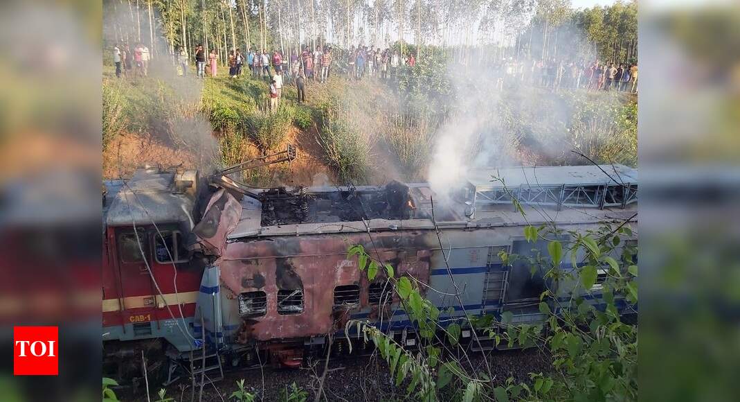 3 killed as Howrah-Jagdalpur Samaleswari Express hits maintenance tower ...