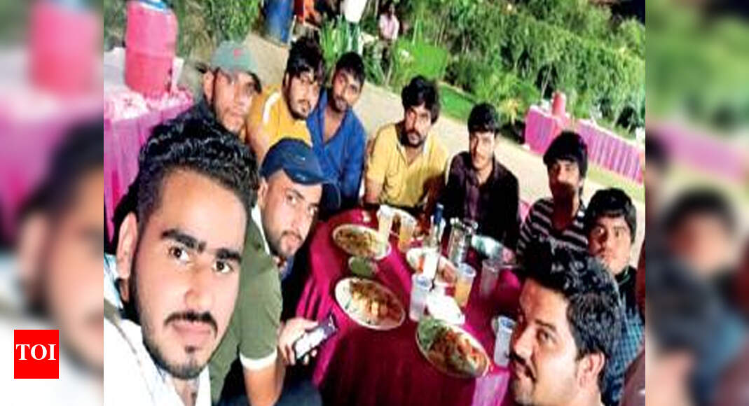 Cops raid party of gangsters in Najafgarh, nab 15 | Delhi News - Times ...