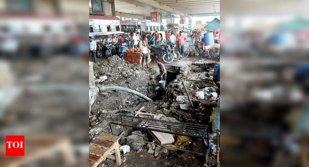 Cesspool outside Charbagh & Metro stations, traffic crawls | Lucknow ...