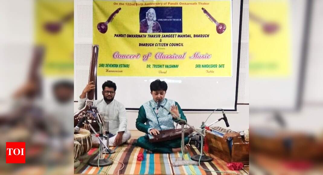 Trushit Vaishnav enthralls audiences in Bharuch | Gujarati Movie News ...