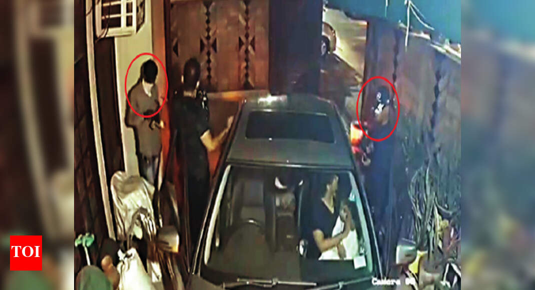 Delhi businessman robbed while parking car inside house | Delhi News ...