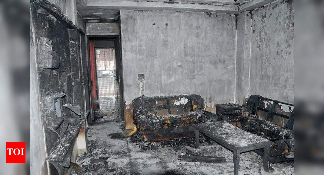 Narrow escape for 6 families as flats in Vaishali catch fire ...