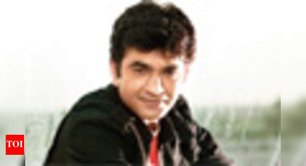 My girlfriend beat me up: Raja - Times of India