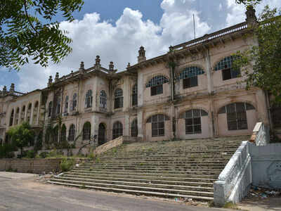 HC asks govt to hold off on demolition of Irrum Manzil | Hyderabad News ...