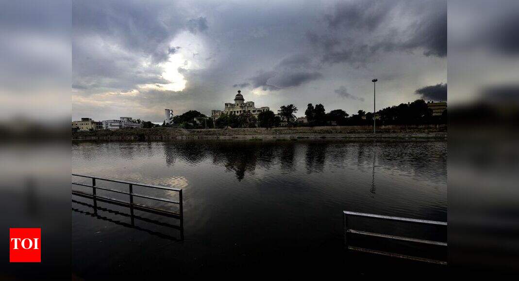 Lucknow waterlogged, rain to continue | Lucknow News - Times of India