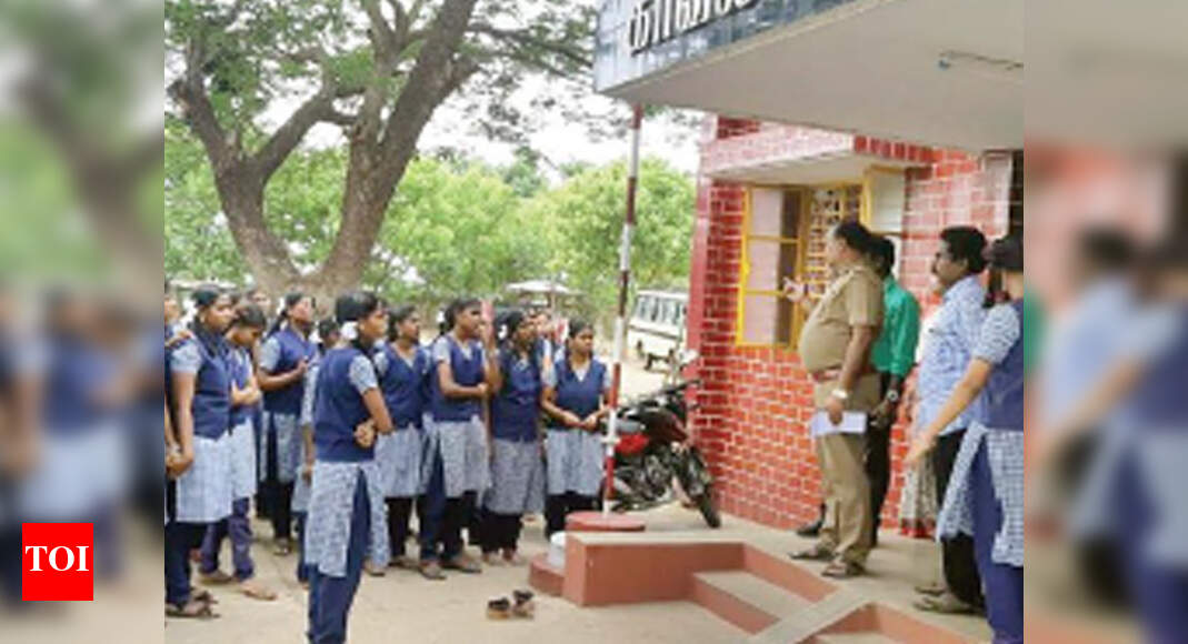 GHSS girls march to police station to get teacher posts filled | Trichy ...