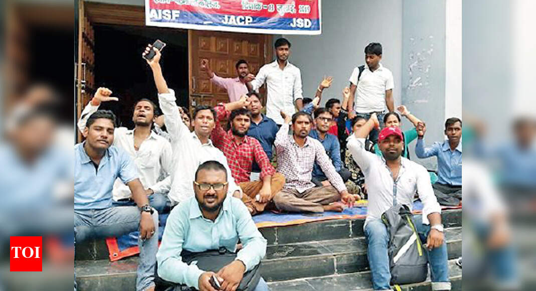 Students protest as Patna Law College affiliation ends | Patna News ...