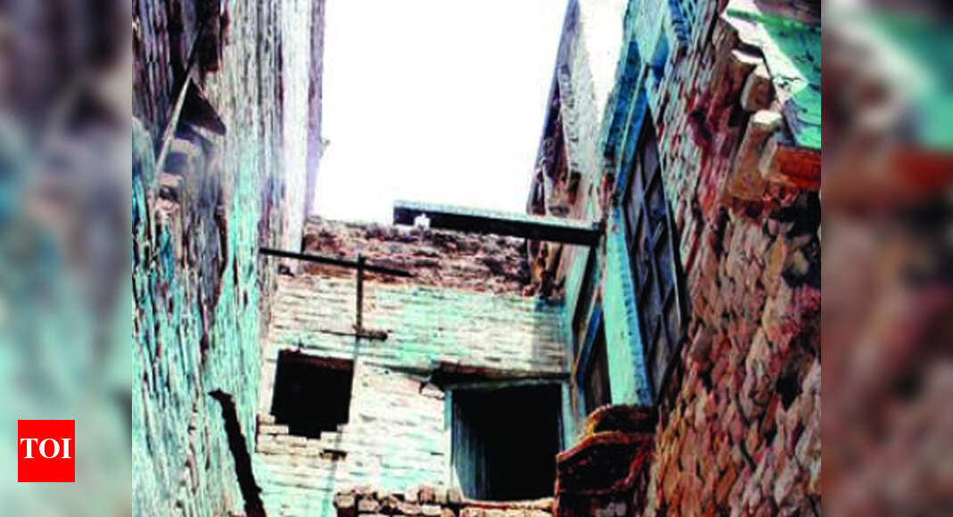 AMC issues notice to 156 dilapidated buildings | Agra News - Times of India