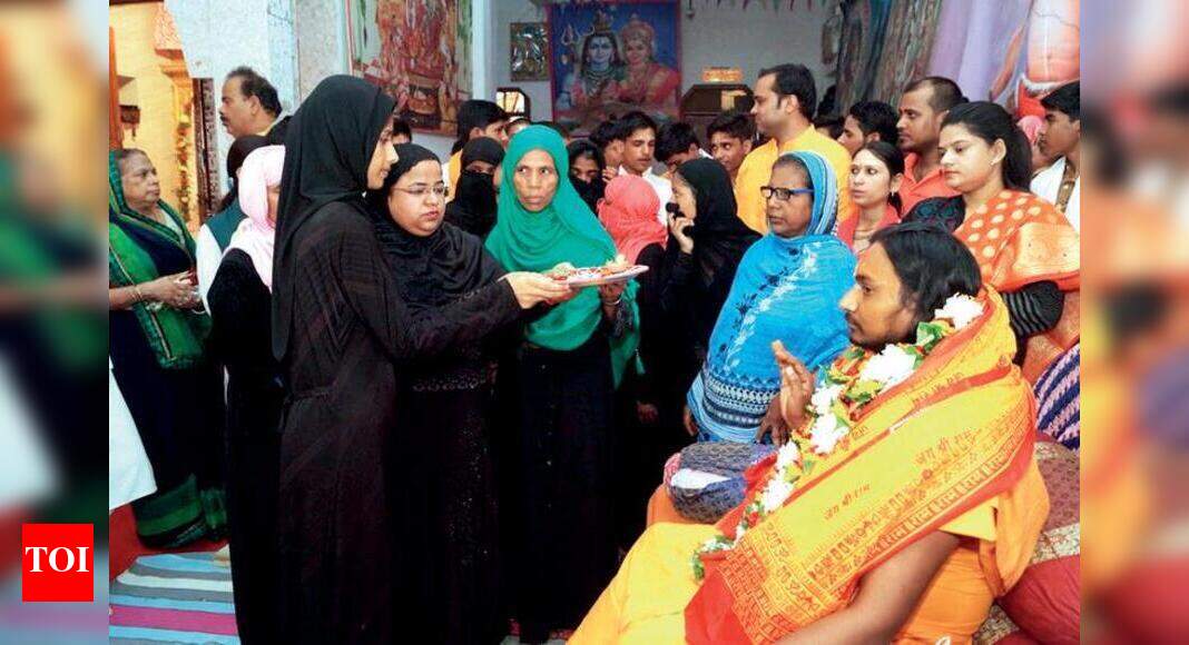 Muslim women celebrate Guru Purnima in Varanasi | Varanasi News - Times ...
