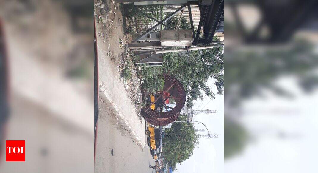 Huge obstruction on footpath - Times of India