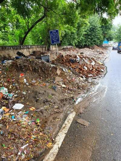 Roadside becomes debris and garbage dump - Times of India