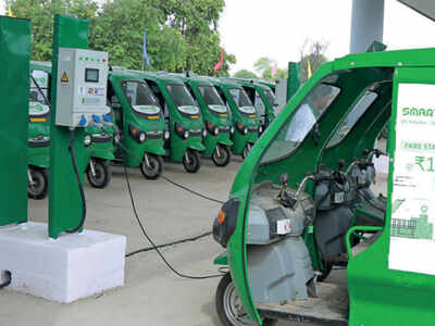 Delhi Metro goes the extra mile with e-rickshaw services of its own ...