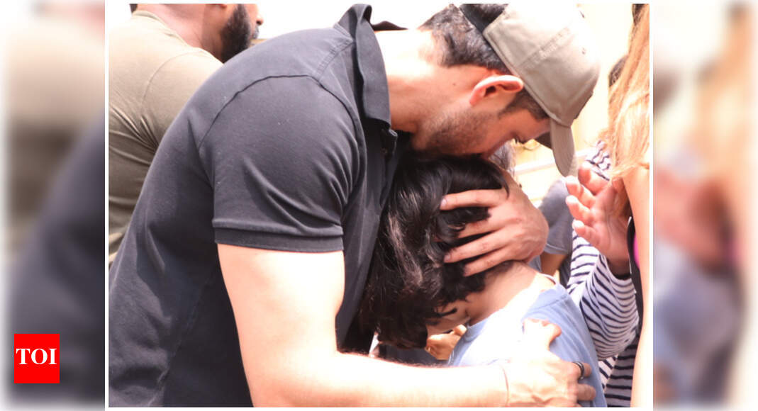 Photos: Hrithik Roshan consoles a young fan as she cries after seeing ...