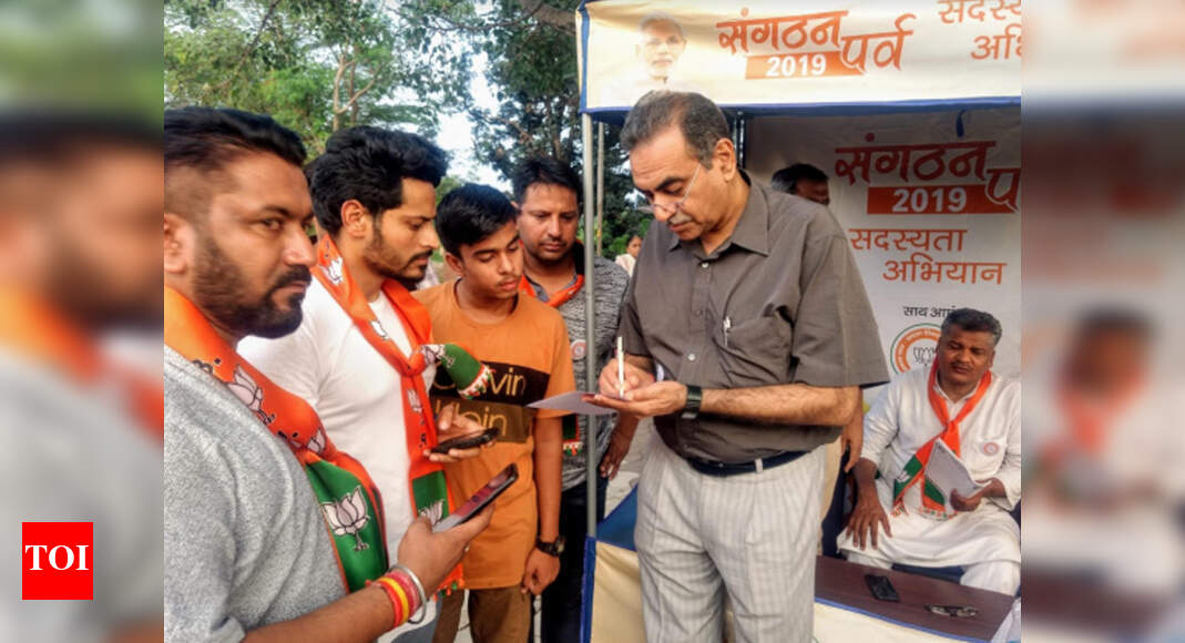 Sanjay Tandon lends a hand at membership drive | Chandigarh News ...