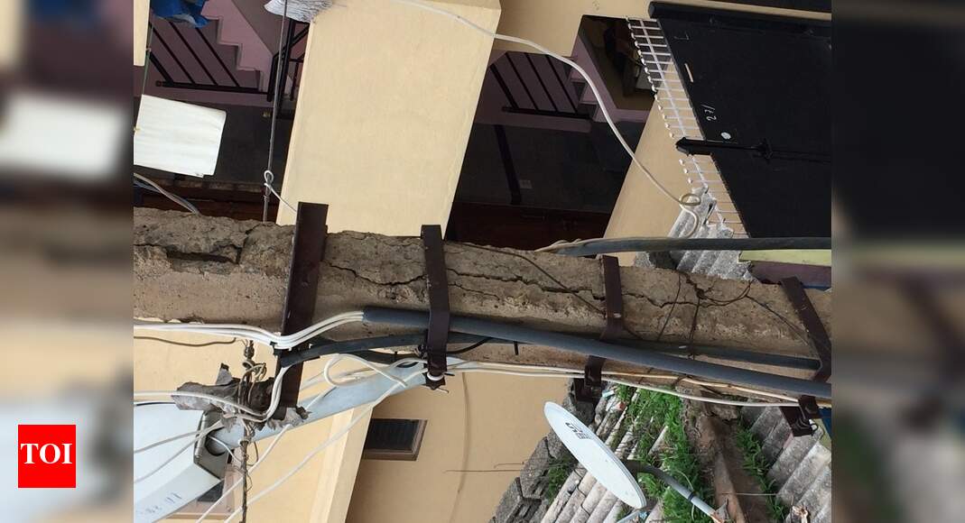 Crack on electric pole - Times of India