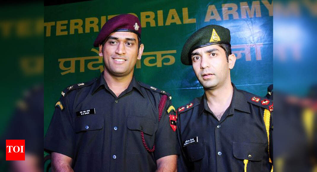MS Dhoni Indian Army: MS Dhoni on patrol duty in Jammu & Kashmir from ...