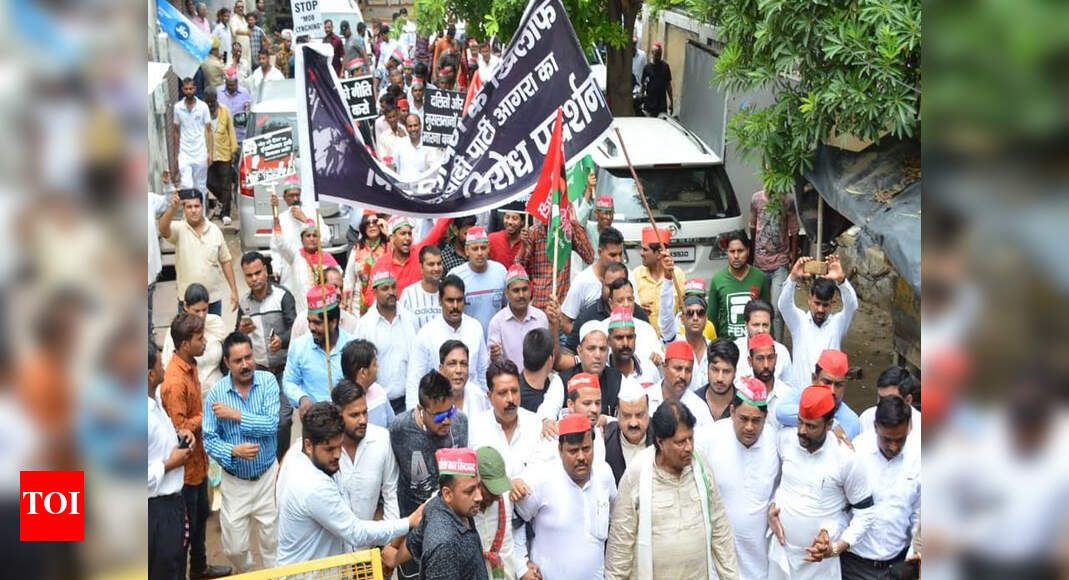 SP workers held for protest march against mob lynching | Agra News ...
