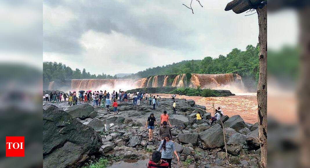 Tourist influx puts additional pressure on Dang administration | Surat ...