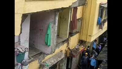 Wall of four-storey building collapses in Thane's Rabodi area, none ...