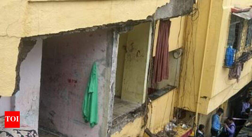 Wall of four-storey building collapses in Thane's Rabodi area, none ...
