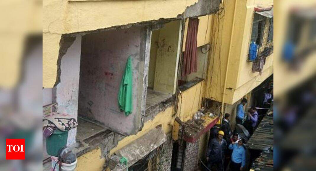 Wall of four-storey building collapses in Thane's Rabodi area, none ...