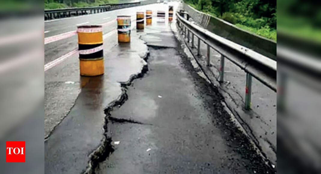 Road cave-in on Mumbai-Pune Expressway | Navi Mumbai News - Times of India