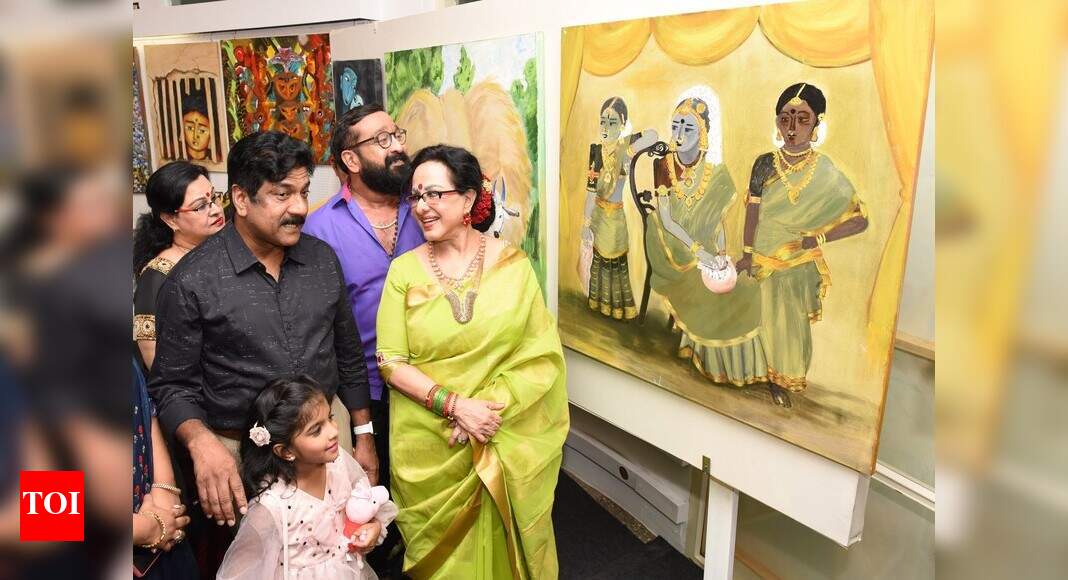 Sheela showcases her painting talent | Events Movie News - Times of India