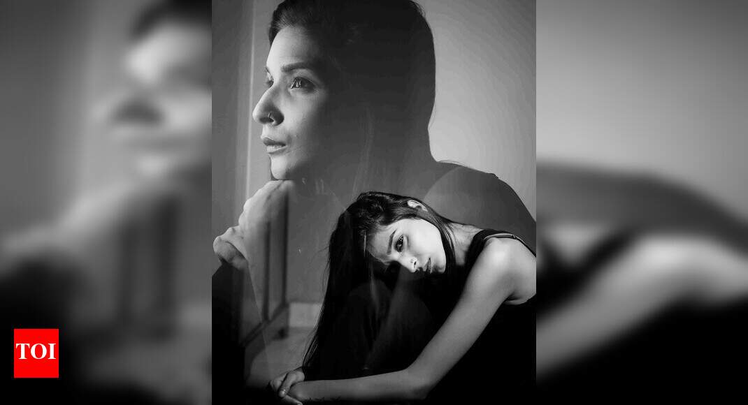 Kemmie looks graceful in a monochrome pic - Times of India