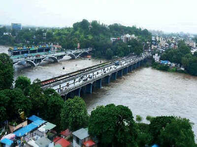 Mutha river swells after water discharge from Khadakwasla dam | Pune ...