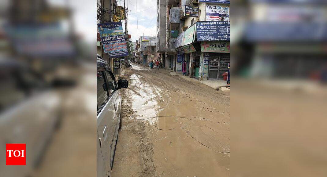 Poor condition of road makes life miserable - Times of India