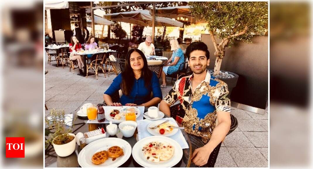 Darasing's surprise trip for his mom - Times of India