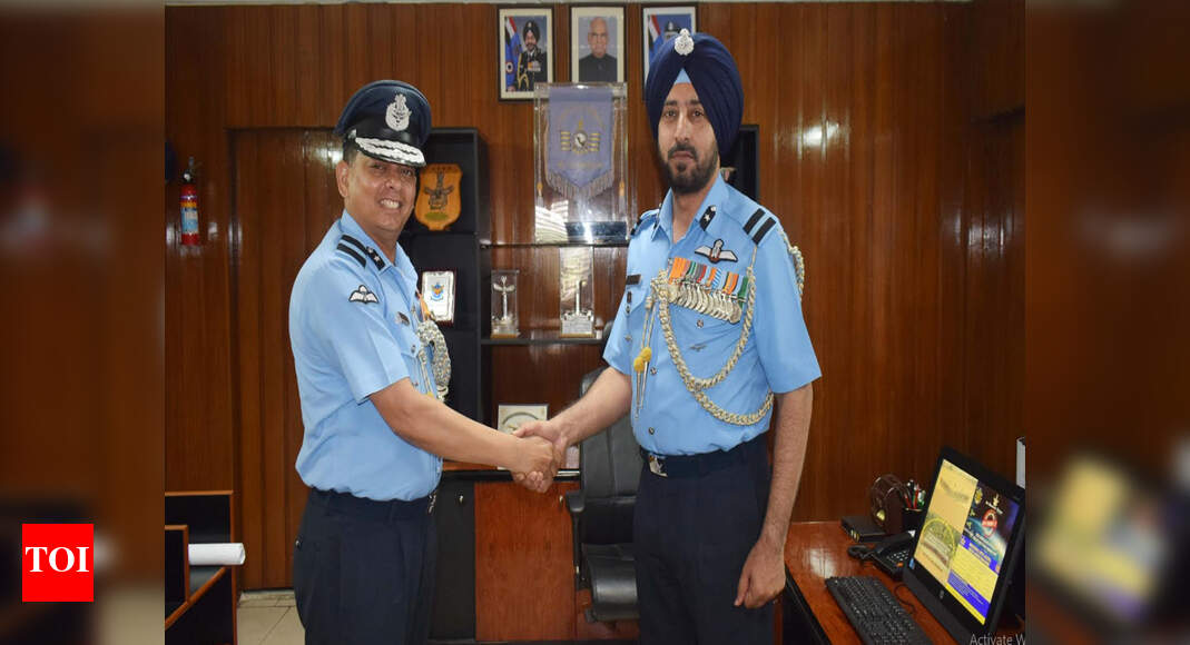 Air Commodore Tejbir Singh takes over command of 12-Wing Air Force ...