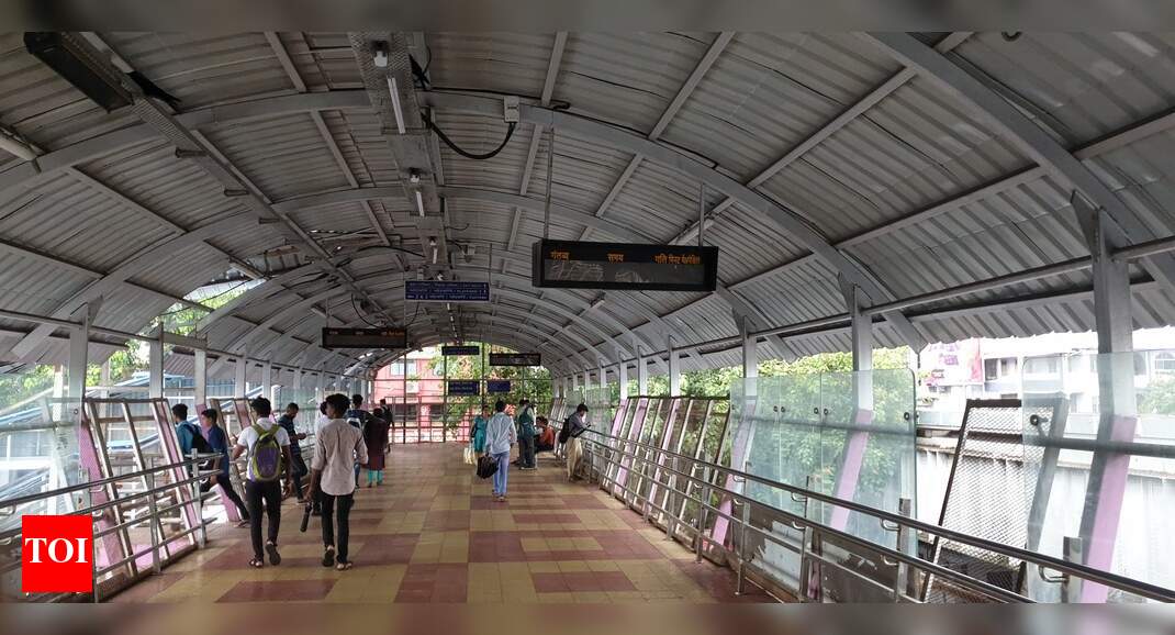 Dadar Station(WR) displays on FOB disfunctional - Times of India