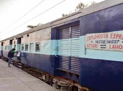 Pakistan stops Samjhauta Express at Wagah | India News - Times of India