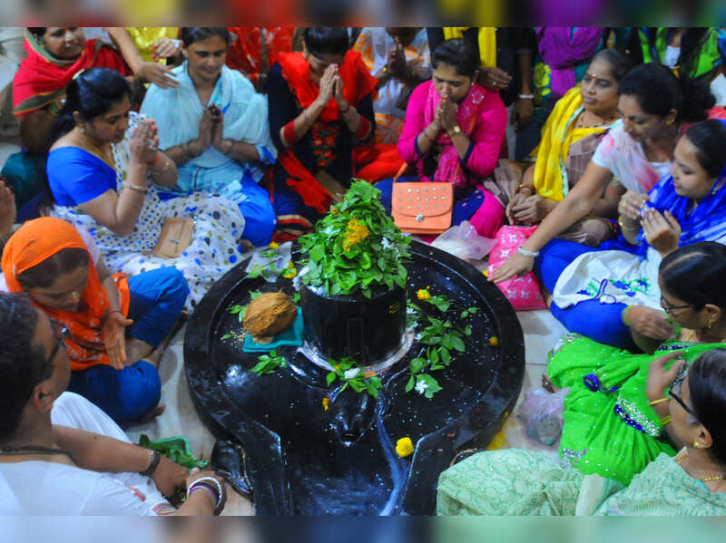 Devotees flock to Khadkeshwar temple for Naga Panchami celebration ...