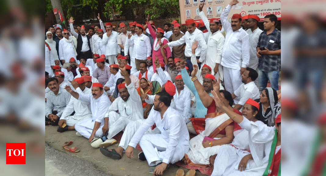 Samajwadi Party workers arrested for protesting against UP govt | Agra ...