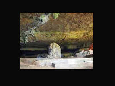 Pilgrims throng Mawjymbuin Cave in Meghalaya | Shillong News - Times of India