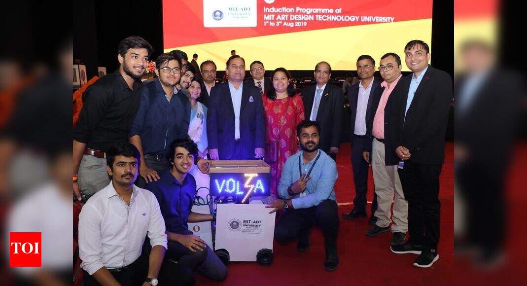 Students of MIT School of Engineering make a robot who felicitates ...