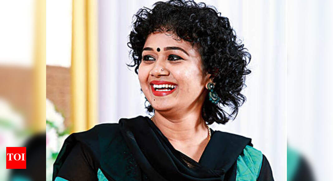 Actress Saranya contributes a share of her treatment money for flood ...