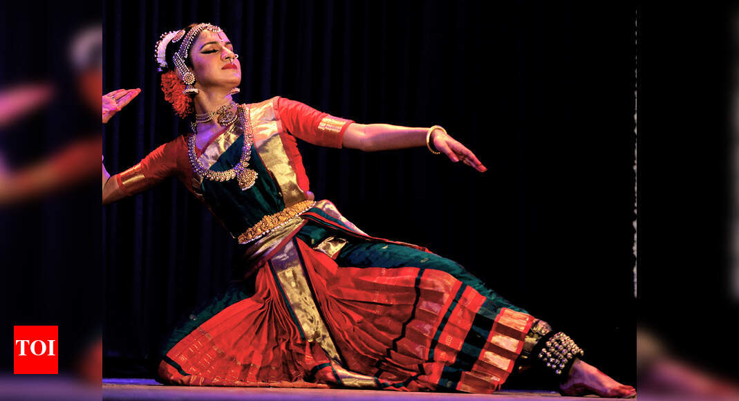 Young dancer Kavitha Raveendranathen performs at Fine Arts Hall ...