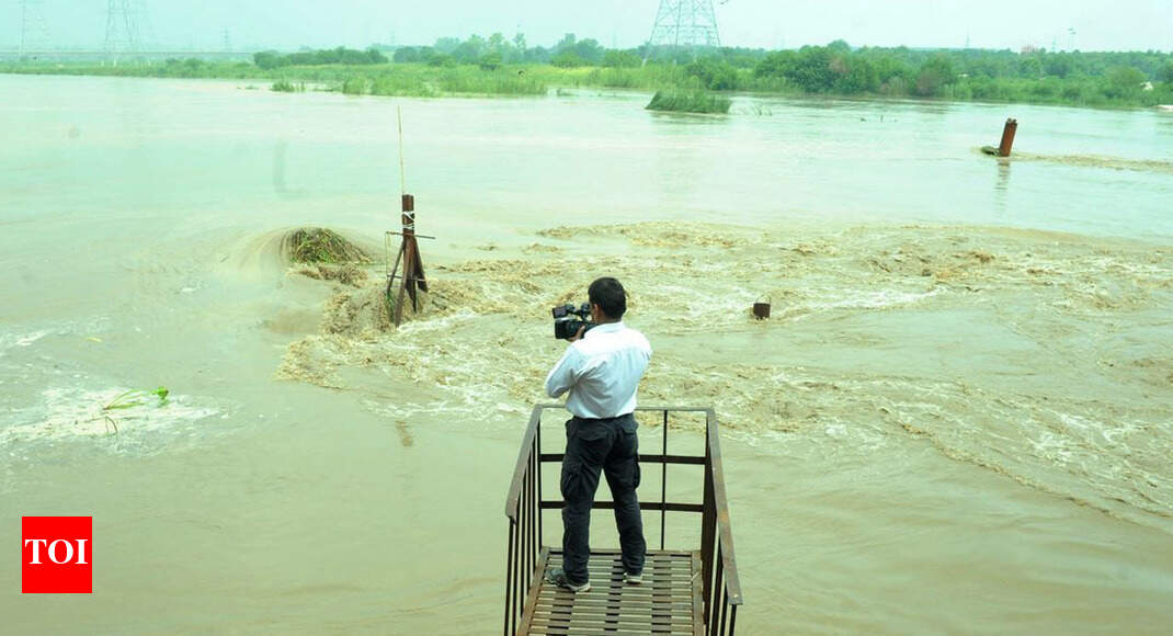 yamuna floods: Yamuna continues to swell, Delhi CM says situation under control | Delhi News ...