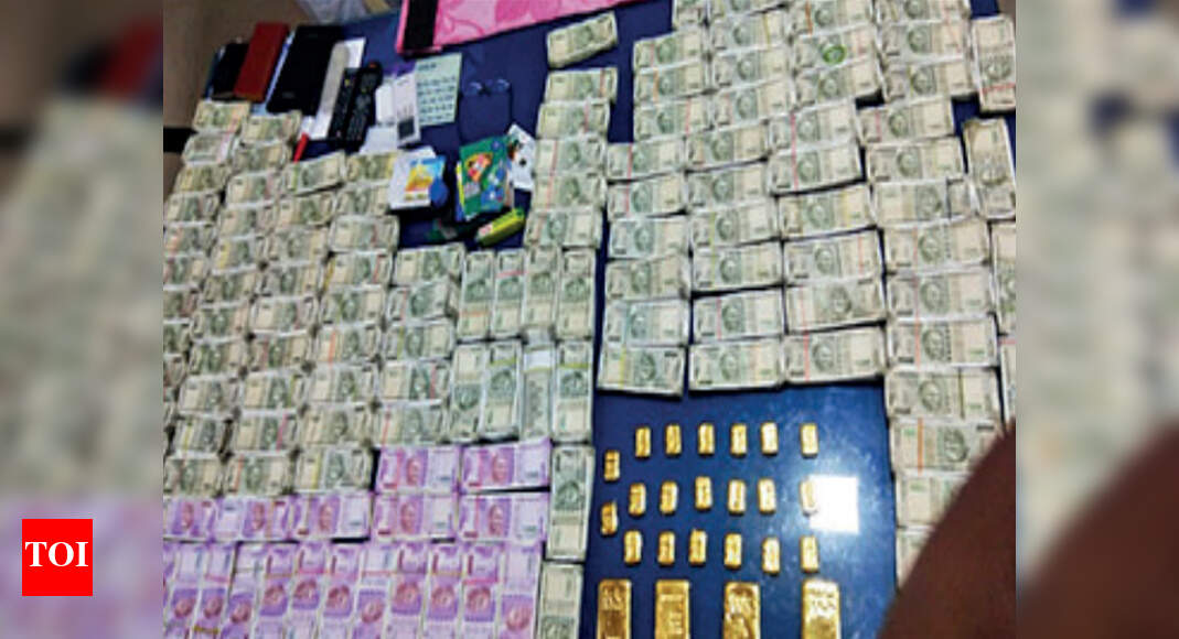 Kolkata: Smuggled gold, cash worth over Rs 3 crore seized; 4 held ...