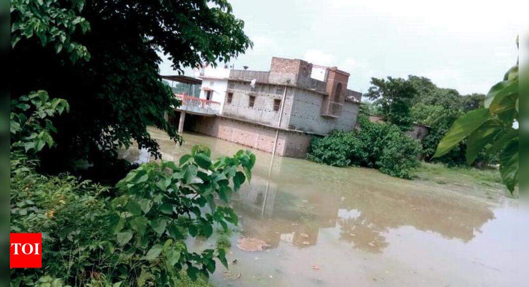 One dead as flood wreaks havoc in Ballia, Ghazipur | Varanasi News ...