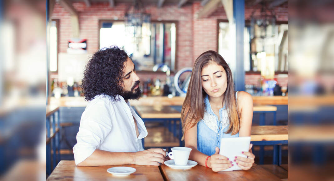 Signs that help you know if you're an aromantic person - Misskyra.com