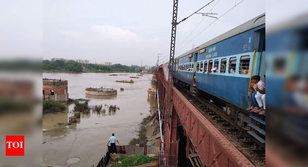 Yamuna-Delhi-Floods-Scare: Threat of flood averted in Delhi with Yamuna ...