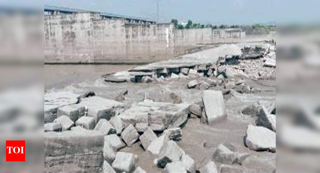 Hathnikund barrage damaged downstream due to raging waters | Gurgaon ...