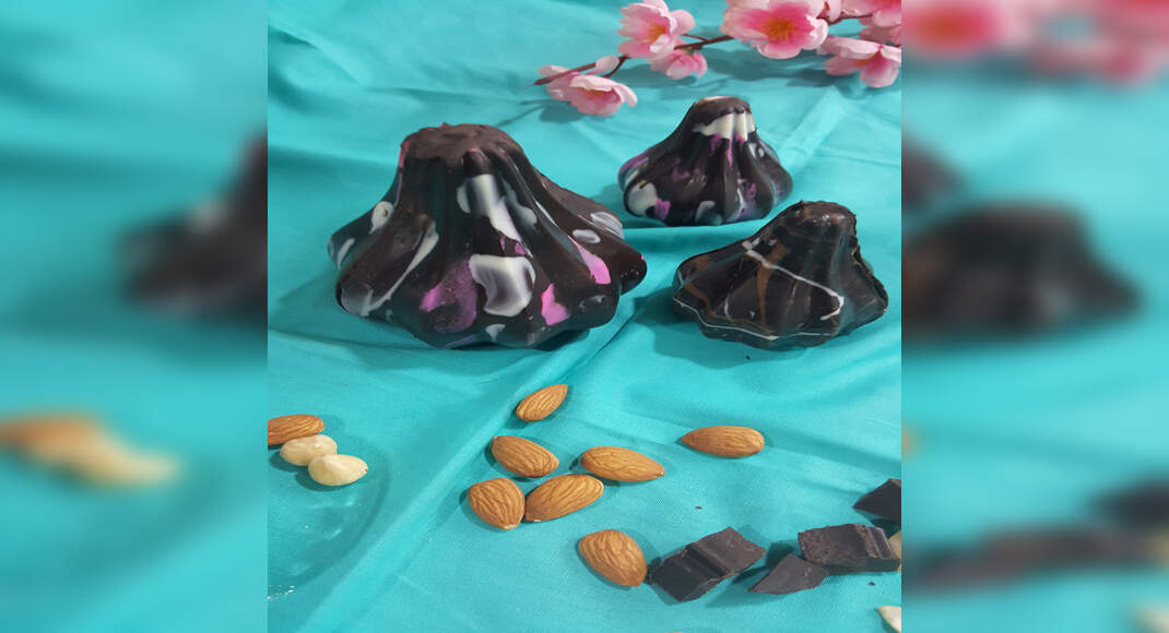 Dark Chocolate Nutty Modak Recipe: How to Make Dark Chocolate Nutty ...