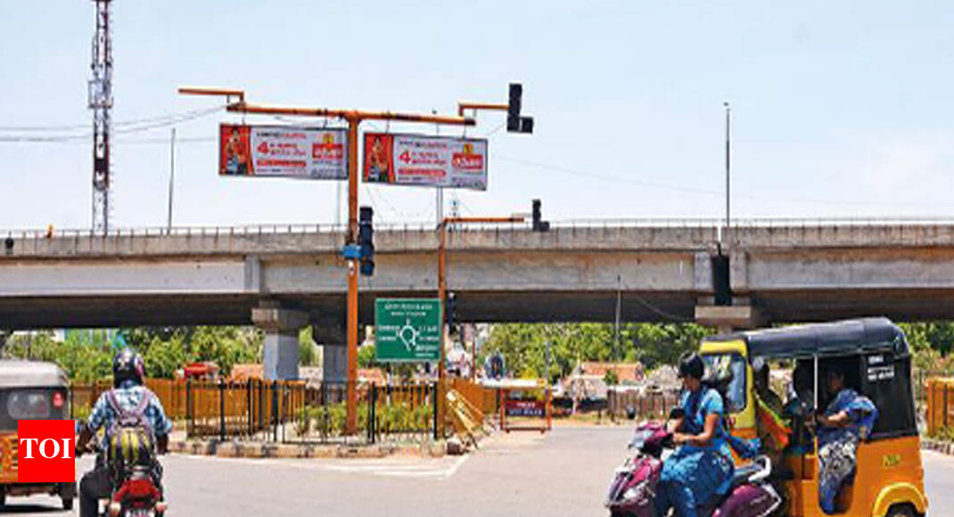 Defunct signals at Mannarpuram roundabout cause chaos on roads | Trichy ...