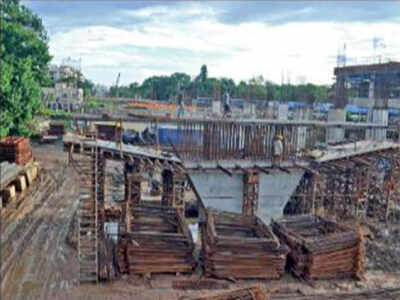 Rain or shine, Majerhat bridge work on in full swing, may open in March ...