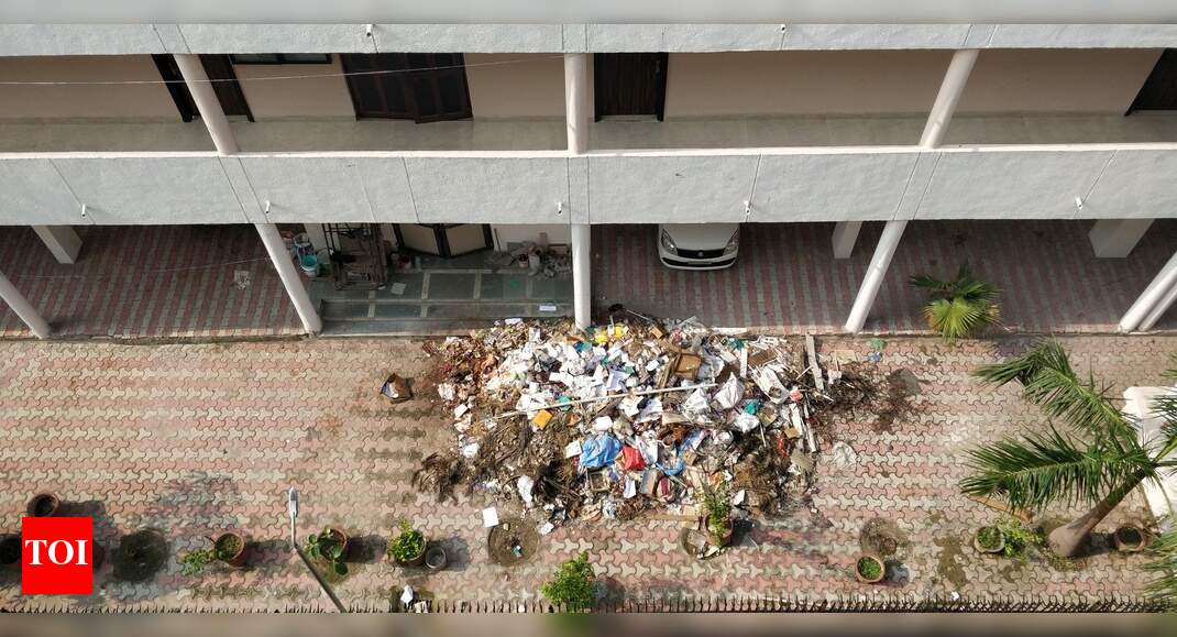 Senior police officers mess in big mess - Times of India